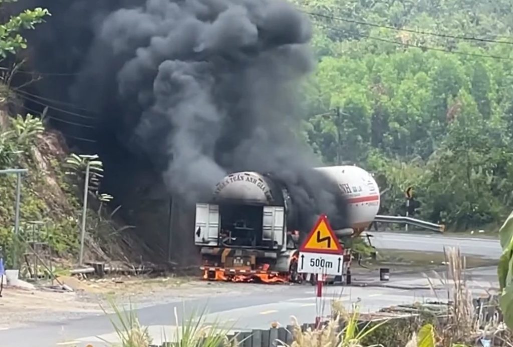 Oxygen tanker caught fire on slope Khanh Le, Khanh Hoa province - Mar ...